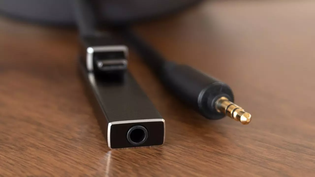 THX Onyx ၏အဆုံးတစ်ဖက်တွင် USB-C ချိတ်ဆက်ကိရိယာတစ်ခုဖြစ်ပြီး ကျန်တစ်ဖက်တွင် ပုံမှန် 3.5 မီလီမီတာ နားကြပ်ပေါက်ပါရှိသည်။