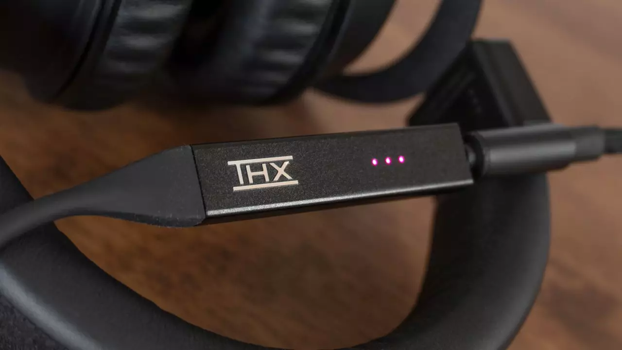 Ένα σετ τριών LED που αλλάζουν χρώμα στο THX Onyx υποδεικνύουν το επίπεδο ποιότητας της μουσικής που ακούτε σε τέσσερα στάδια, από ποιότητα CD έως ποιότητα στούντιο MQA.