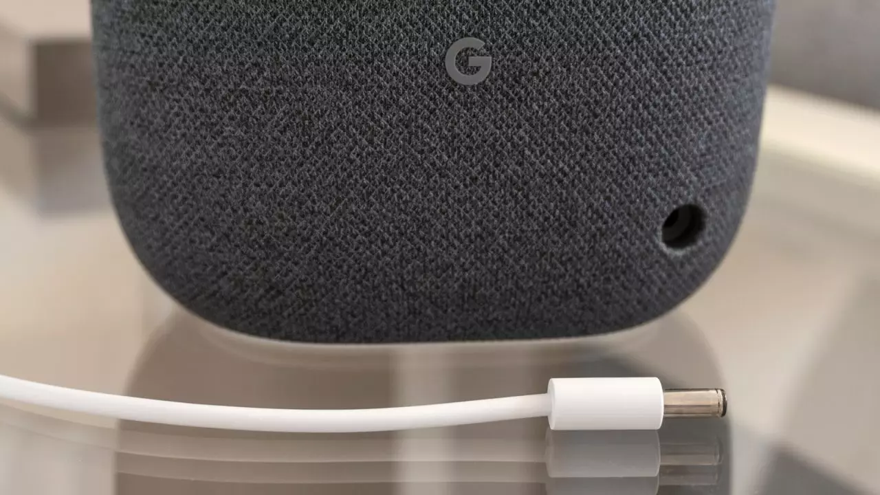 L-adapters tal-enerġija proprjetarji qatt ma huma rebħa, iżda l-Google Nest Audio għandu qawwa elettrika.