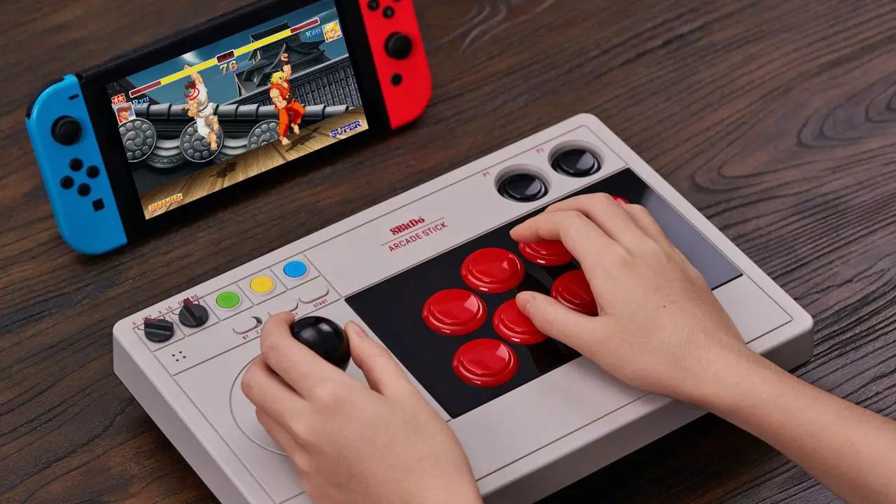 O 8BitDo Arcade Stick é personalizable ata o joystick e os botóns