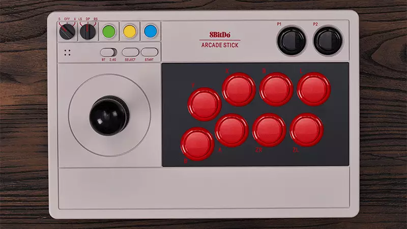 8BitDo se nuwe arcade stick bevat knoppie-etikette wat dinamies verander wanneer jy tussen konsole-modusse wissel. (Gif: 8BitDo)