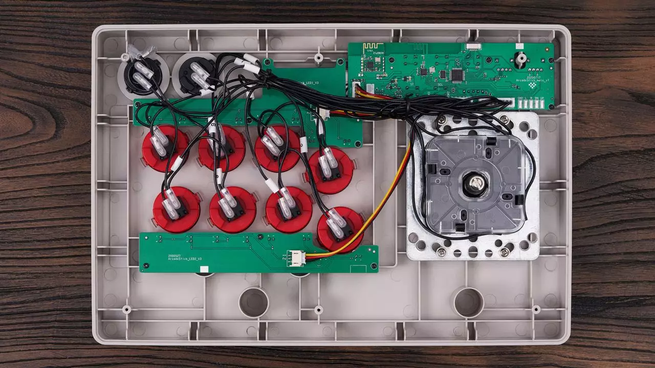 Täze “8BitDo Arcade Stick” -iň açylmagy, ýeňil joýstik täzelenmeleri üçin alhliumumy monta plate plastinkasyny açýar. (Surat: 8BitDo)