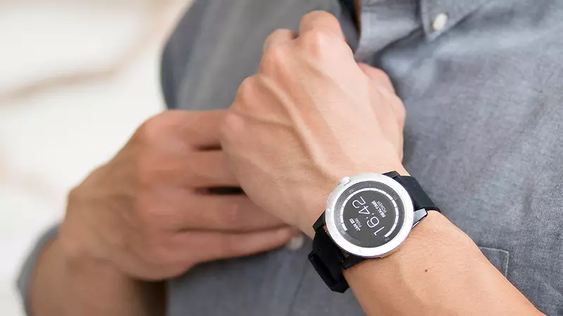 Deze smartwatch aangedreven door je lichaamswarmte hoeft nooit te worden opgeladen