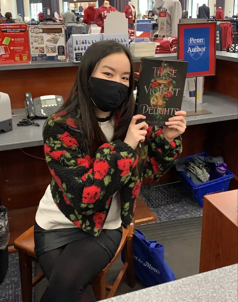 Chloe Gong poserer med en kopi af sin bedst sælgende 2020-debut, These Violent Delights. (Billede: Margaret K. McElderry Books)