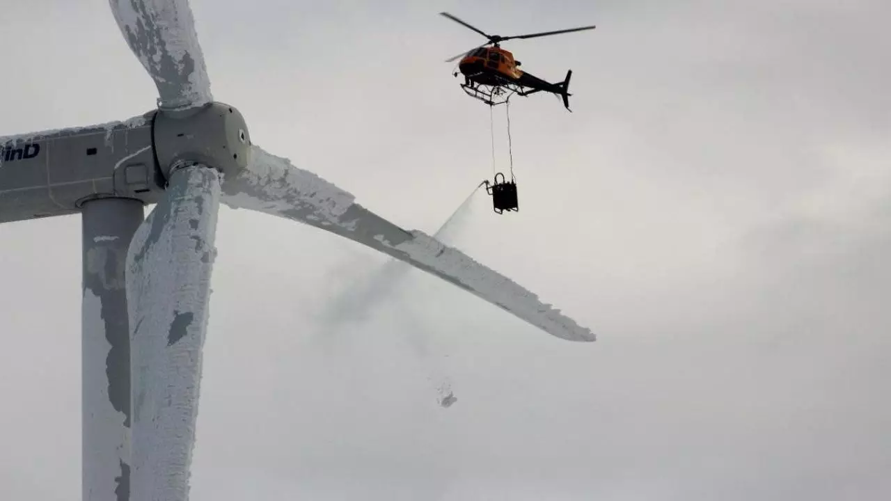 Umfanekiso wentsholongwane uBanga lokubonisa iHelikopta yokususa i-icing ye-Texas Wind turbines isuka ebusika ngo-2014 eSweden.