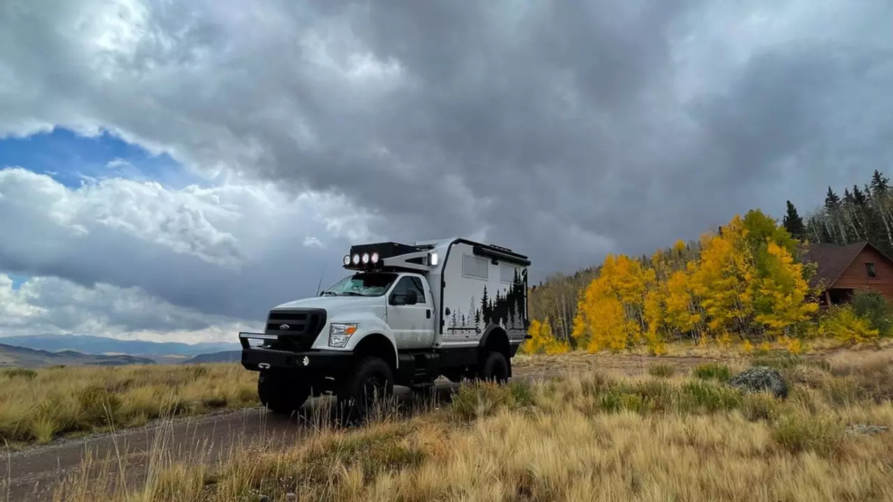 Этот кемпер на базе F-750 — идеальный Overlander для надвигающегося апокалипсиса