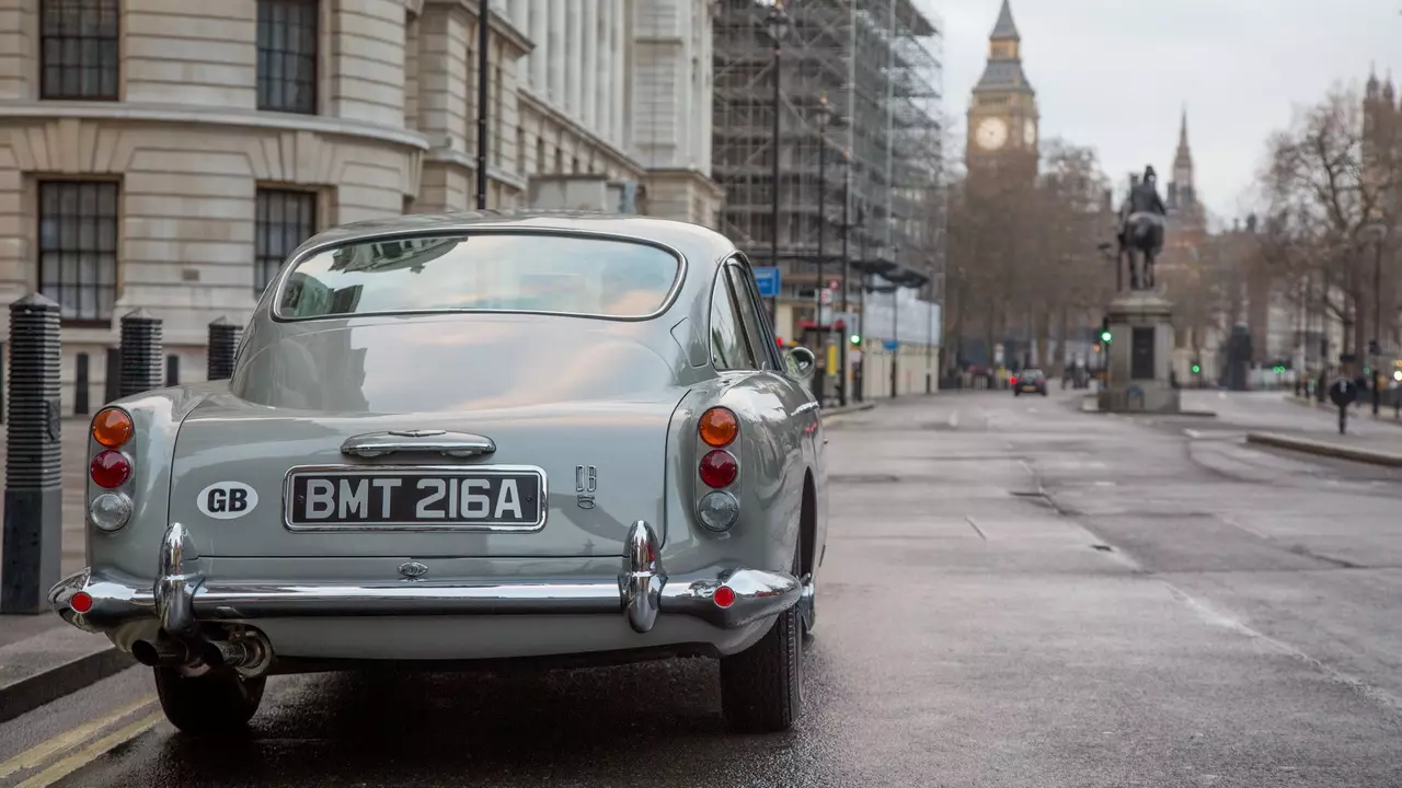 Aston Martin na-eji ngwa nledo na-arụ ọrụ na-emegharị ụgbọ ala Goldfinger James Bond