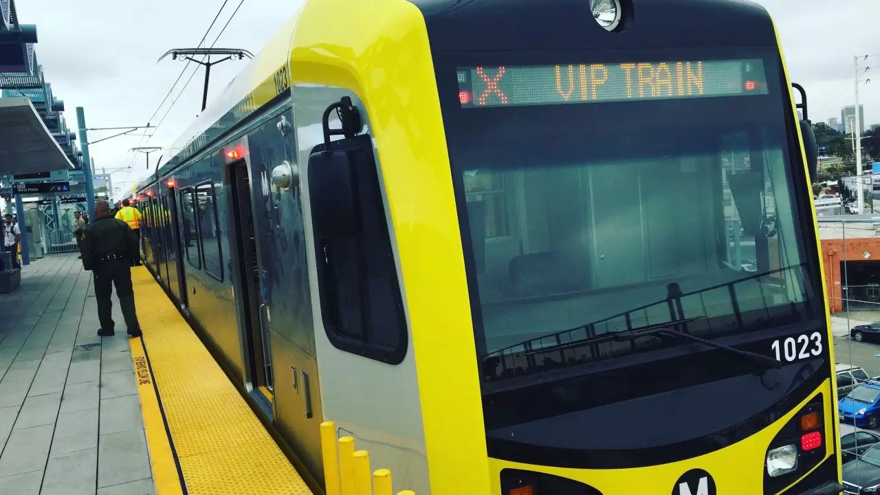 Regardez le premier train de voyageurs à voyager du centre-ville de LA à Santa Monica en 60 ans