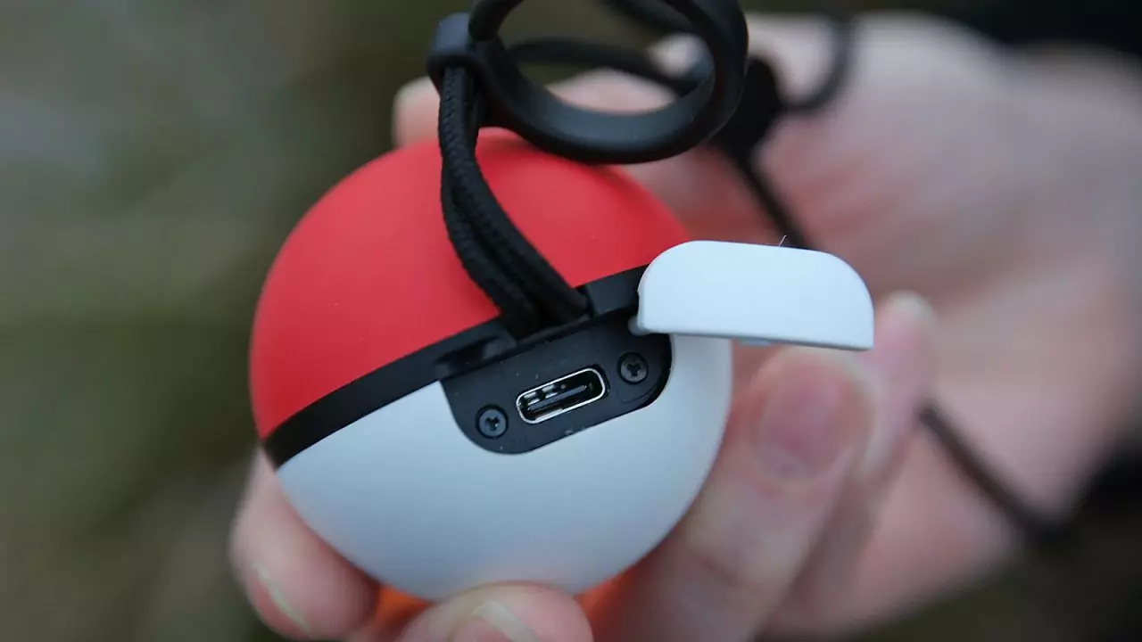 Nintendo's Poké Ball Plus mě přimělo, abych si přál, abych byl znovu dítětem