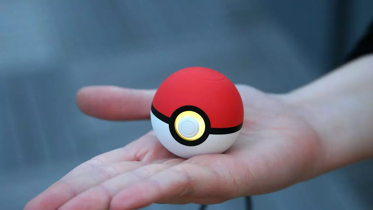 Poké Ball Plus de Nintendo igis min deziri, ke mi estus infano denove