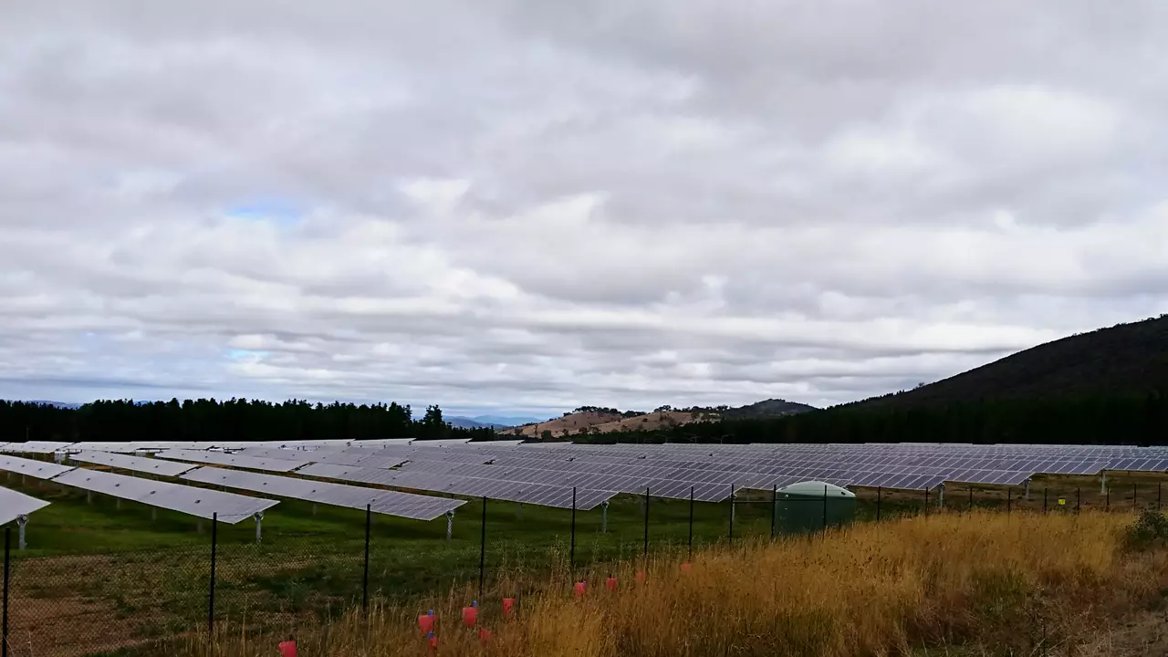 ACT:n aurinkomoottoritie käyttää uusiutuvaa energiaa Australiassa