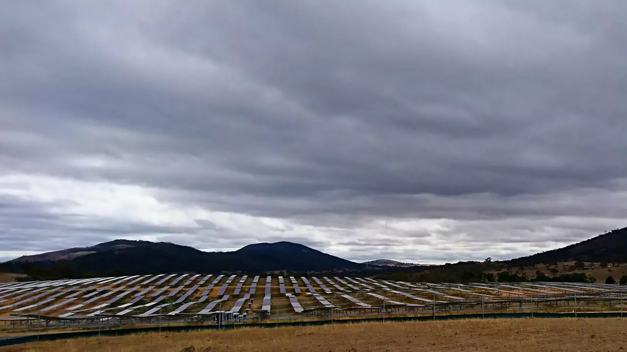 ACT-ийн нарны хурдны зам нь Австралид сэргээгдэх эрчим хүчийг жолооддог