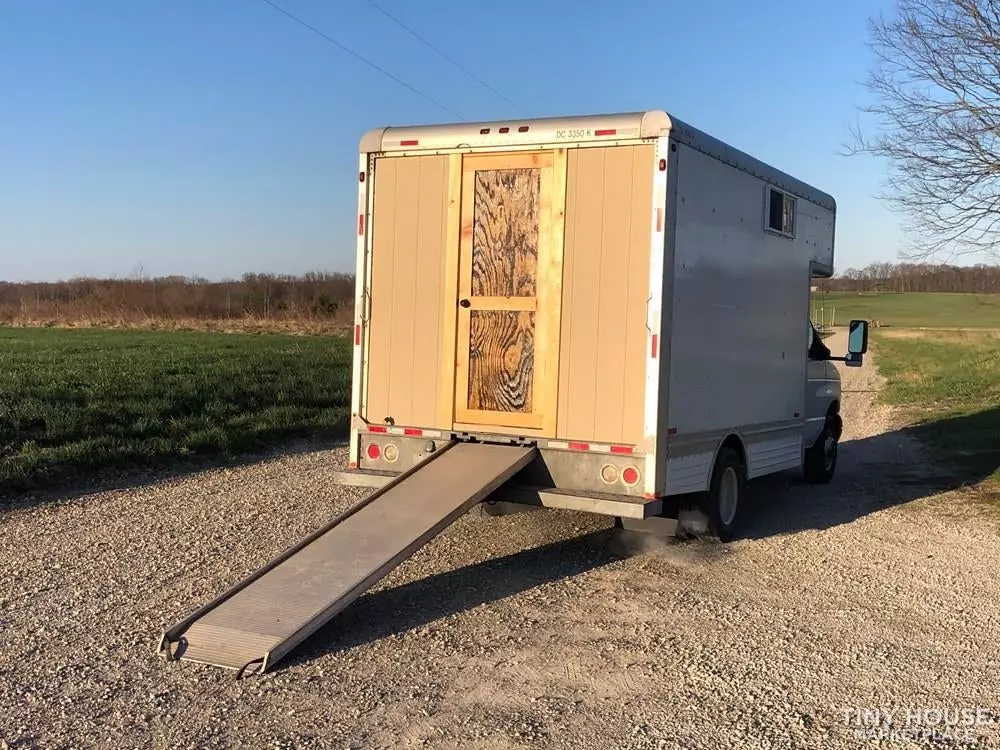 Кто-то построил уютную кабину крошечного дома из грузовика