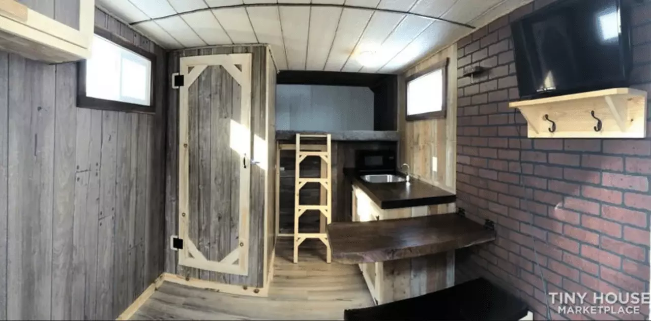 Alguien construyó una cabaña acogedora de una casa pequeña con un camión U-Haul
