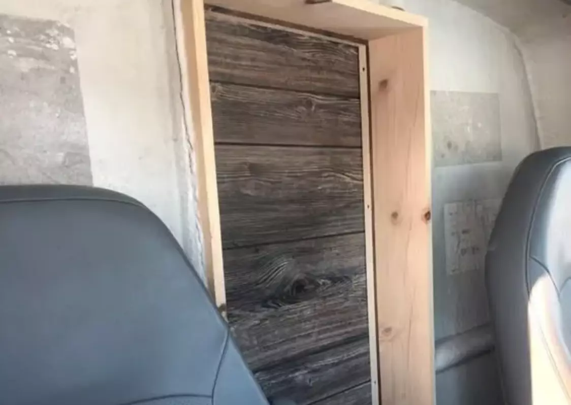 کسی نے U-Haul ٹرک سے باہر ایک چھوٹے سے گھر کا آرام دہ کیبن بنایا