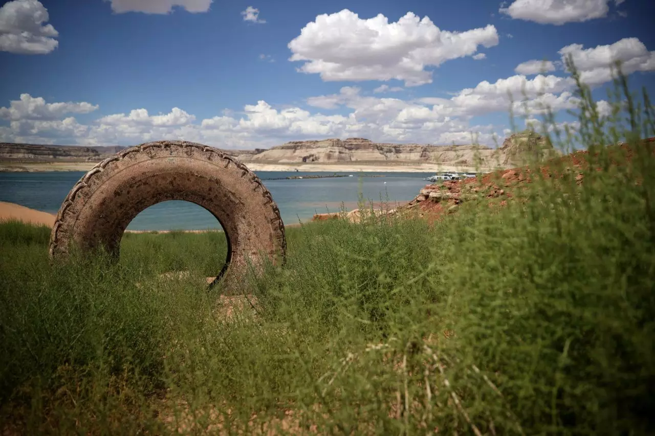 Tayala limakhala pamtunda wouma m'chigawo cha Lake Powell chomwe kale chinali pansi pamadzi pa June 24, 2021 ku Lake Powell, Utah.