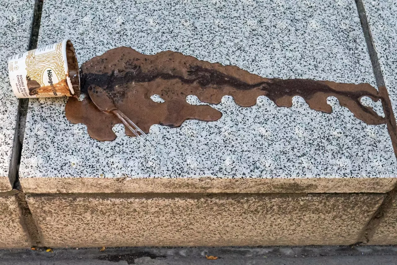 Una pinta de helado abandonada y derretida se seca a lo largo de una calle de la ciudad el 27 de junio de 2021 en Portland, Oregón.