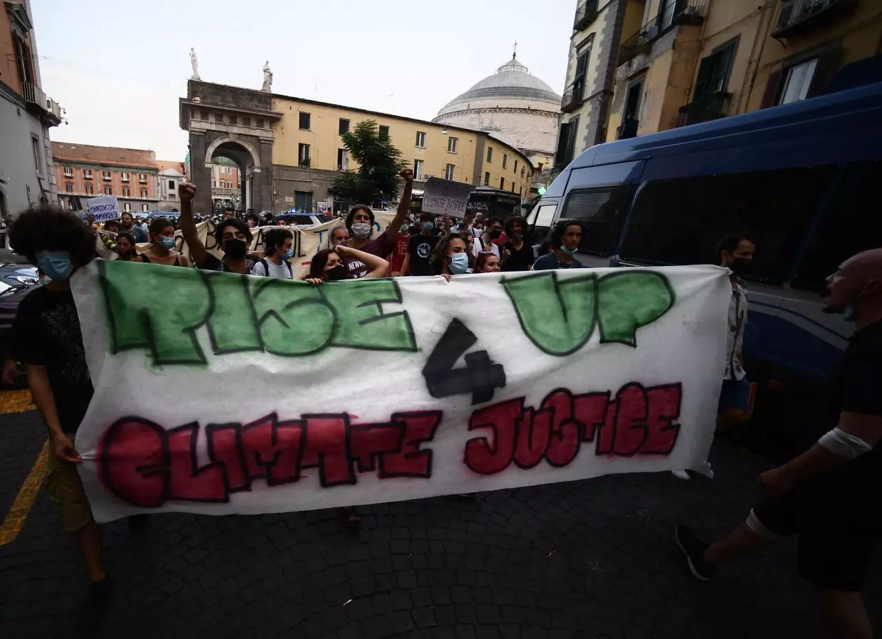 Demonstranten hâlde in banner yn Napels op 21 july 2021, tidens in rally tsjin de G20-top foar klimaat en enerzjy dy't begjint op 22 july 2021.