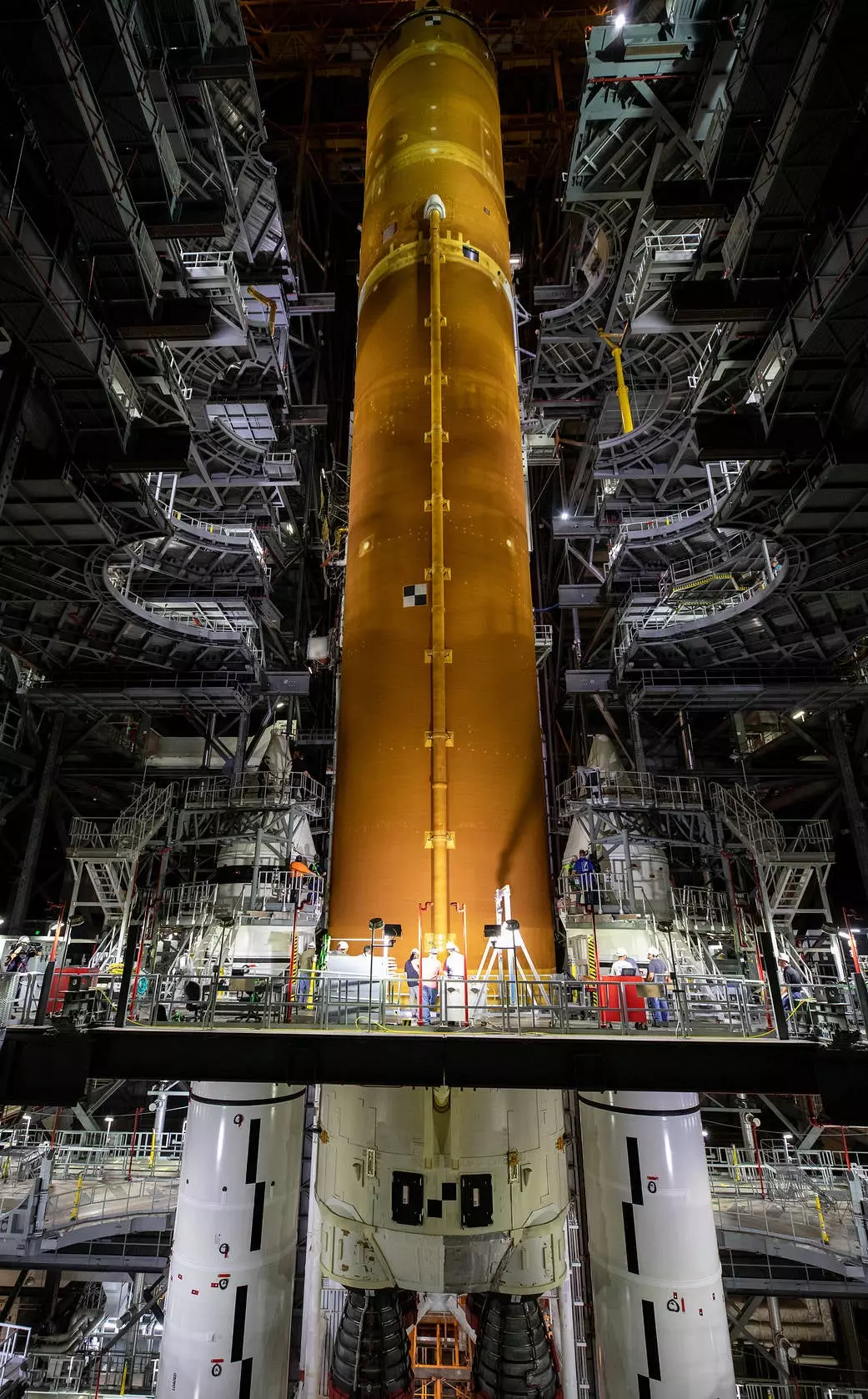 De kerntrap wordt op de mobiele draagraket neergelaten, met de dubbele booster-raketten aan elke kant. (Afbeelding: NASA/Cory Huston)