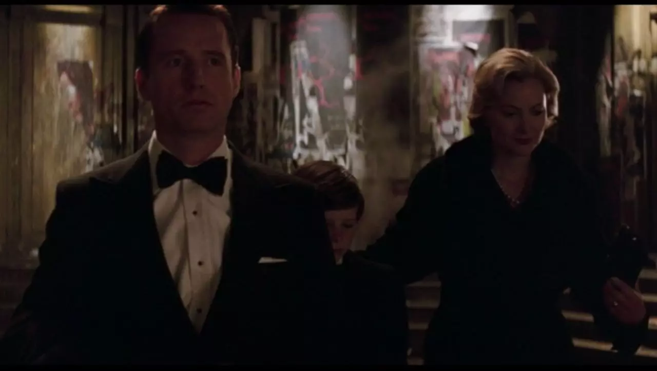 Martha, Thomas e Bruce Wayne en Batman Begins de Christopher Nolan. (Captura de pantalla: HBO Max)