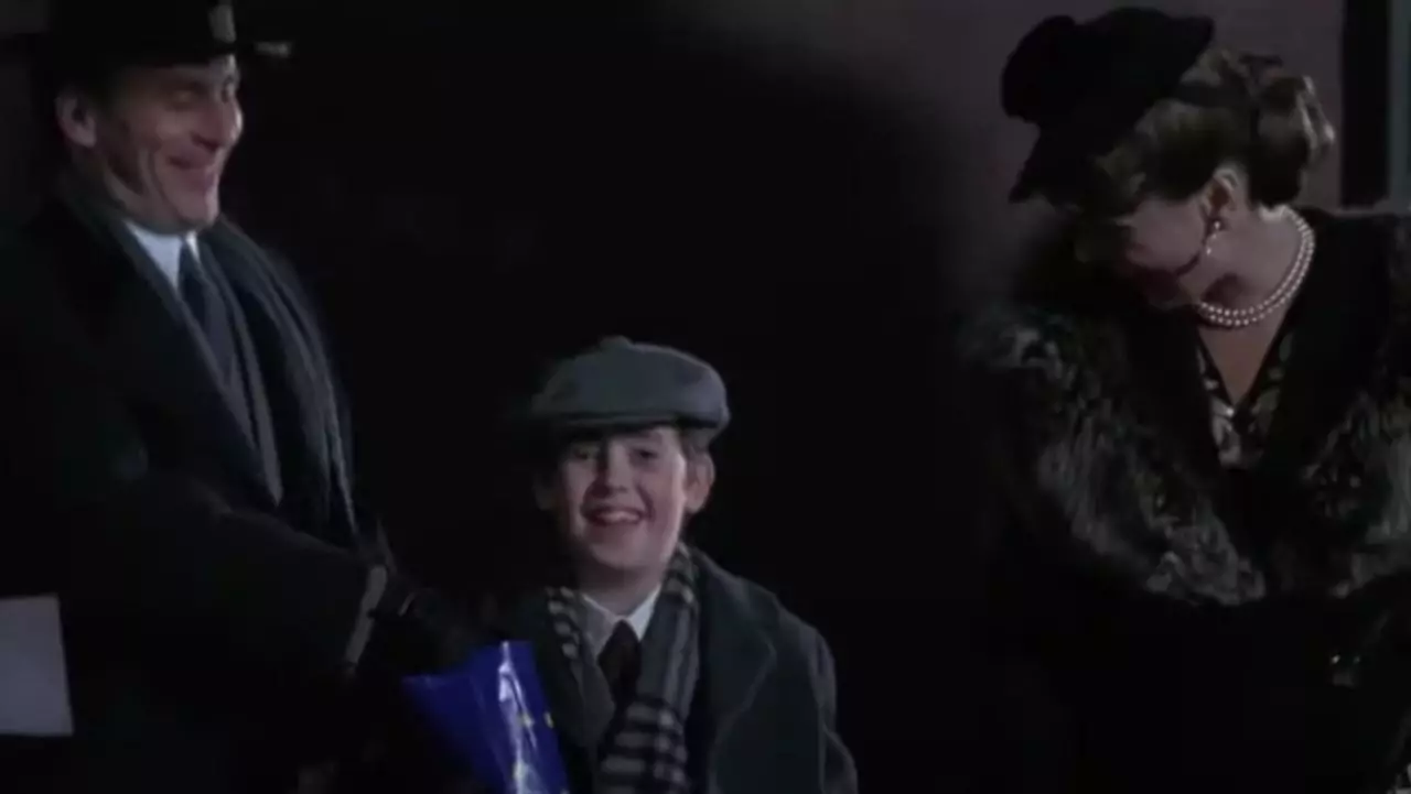 Martha, Thomas e Bruce Wayne en Batman de Tim Burton. (Captura de pantalla: YouTube/Warner Bros.)