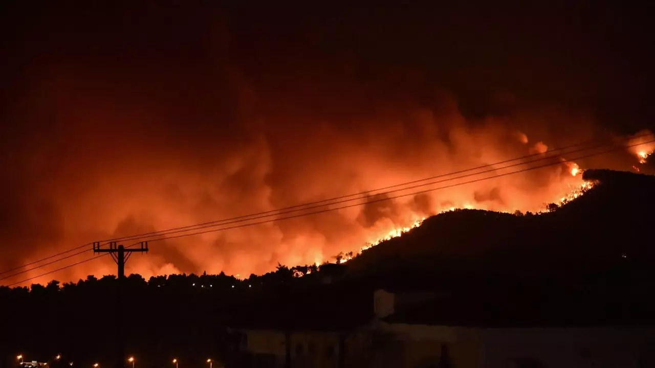 그리스 전역에서 계속되는 산불로 섬이 반으로 갈라지고 수천 명이 대피