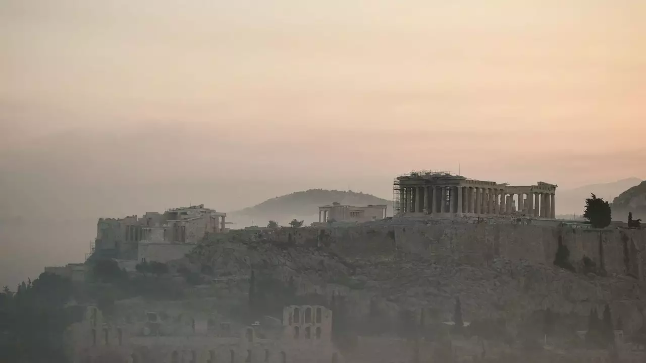 Haseup nyertakeun Pusat Athena sareng Acropolis nalika seuneu ngaduruk di suku Gunung Parnitha, taman nasional kalér Athena, Yunani.