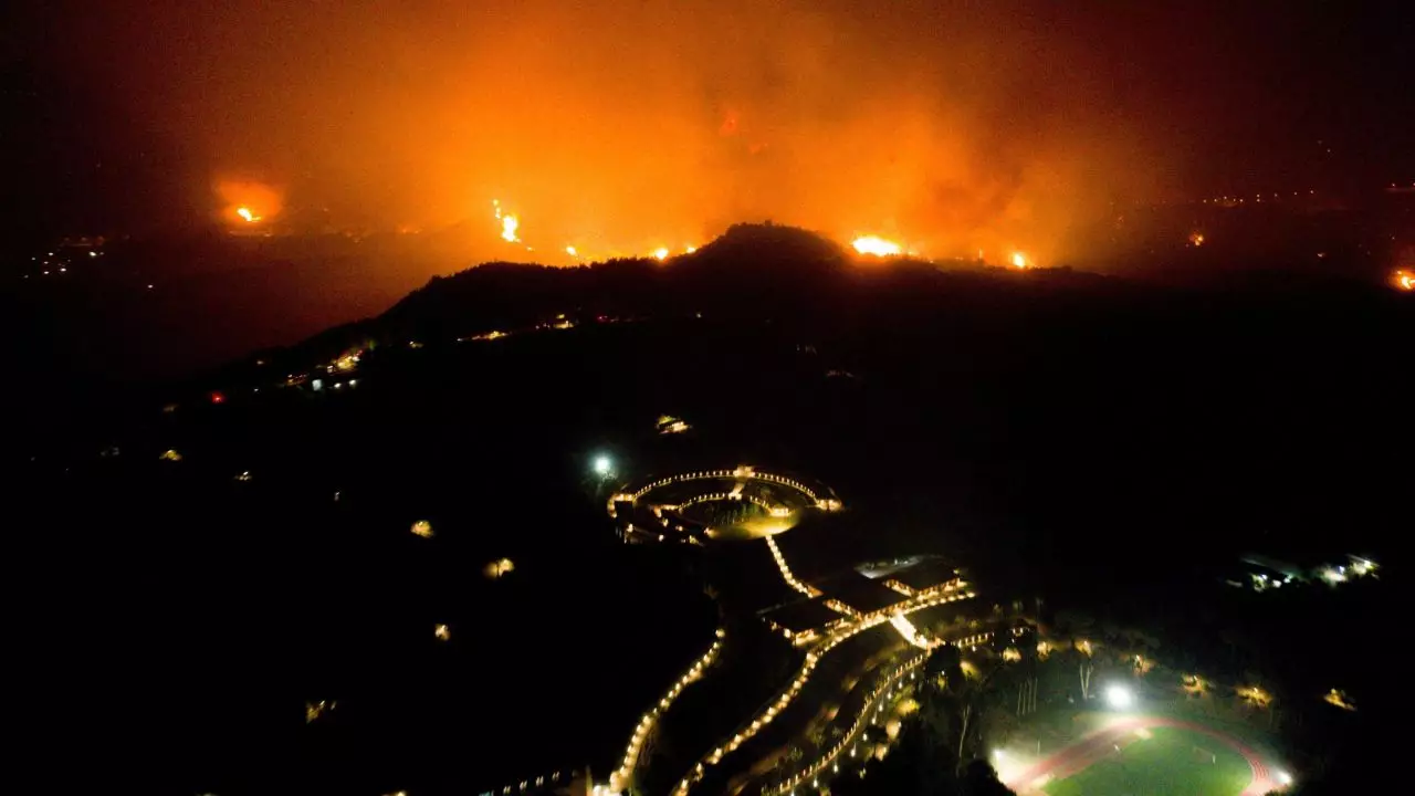 2021년 8월 4일 그리스 서부의 올림픽 아카데미에 산불이 접근했습니다.