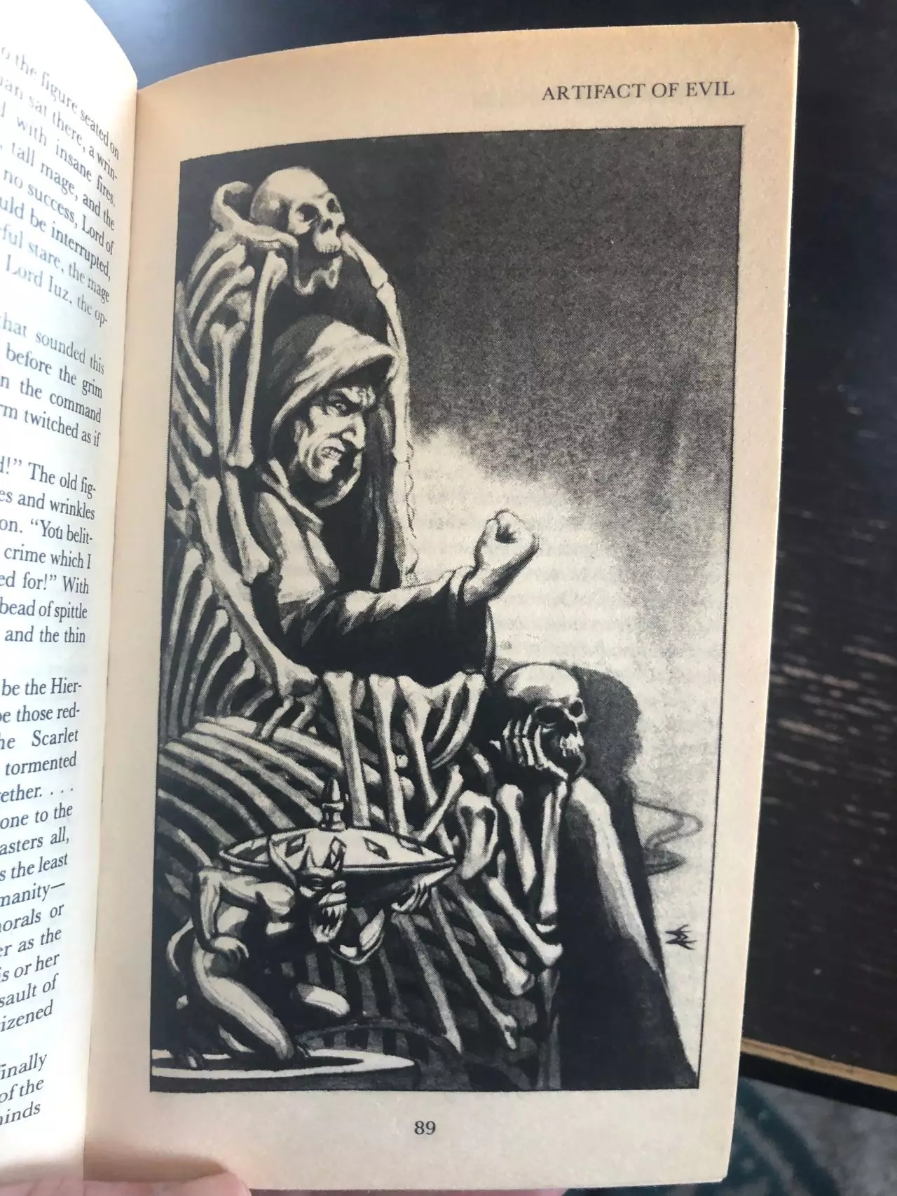 Celf fewnol Iuz gan Jeff Easley. Eto, nid yw'r llyfr hwn wedi'i ailargraffu ac nid yw ar gael fel e-lyfr, felly dyma beth a gewch. (Delwedd: Dewiniaid yr Arfordir)