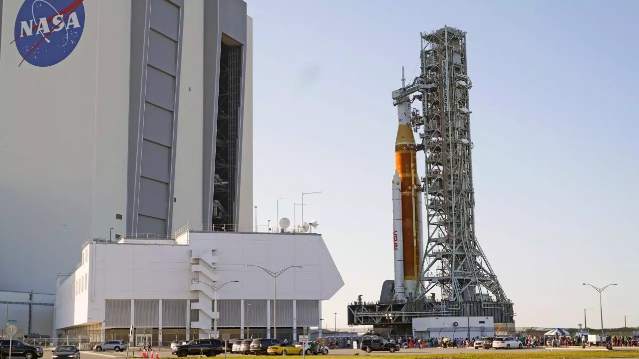 Nuestras primeras vistas del esperado megacohete de la NASA, completamente apilado y en la plataforma de lanzamiento