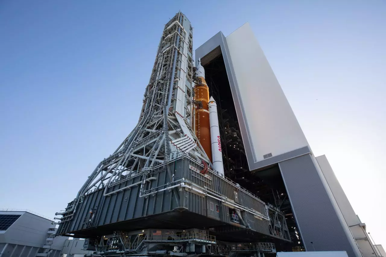 SLS saíndo do edificio de ensamblaxe de vehículos no Centro Espacial Kennedy da NASA en Florida o 17 de marzo de 2022.