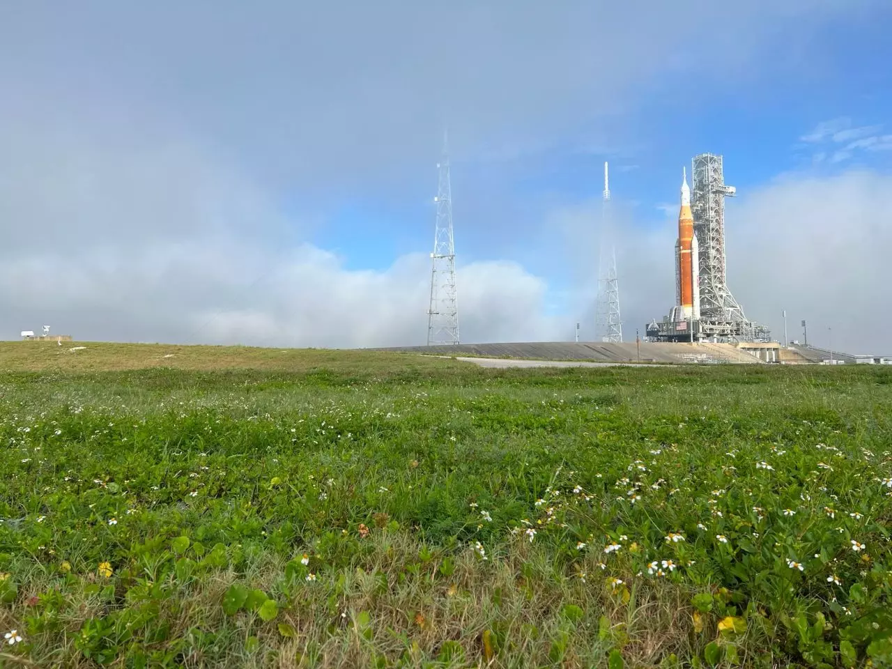 SLS na plataforma de lançamento na manhã de 18 de março de 2022.