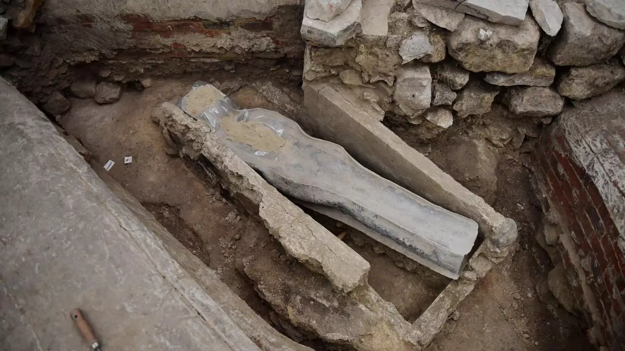 کارگران تابوت سربی 700 ساله را در زیر کلیسای نوتردام کشف کردند