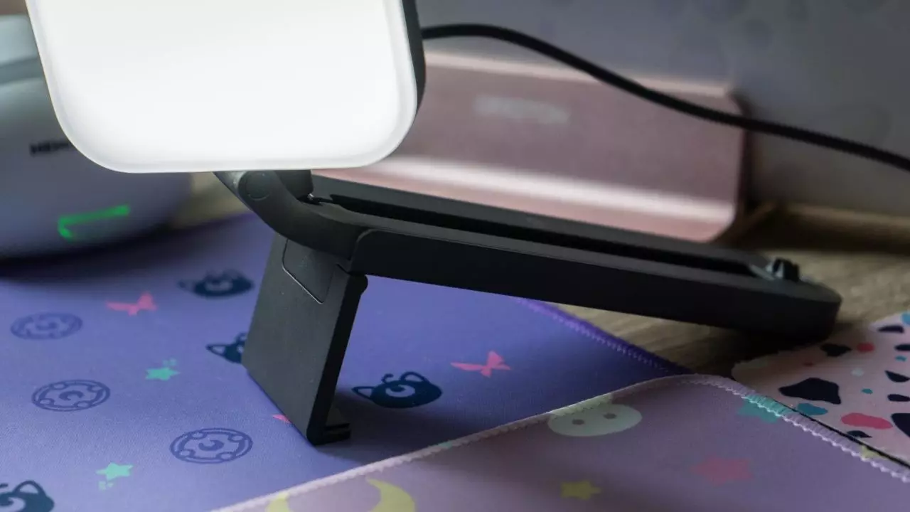 Ang Litra Glow ay kapaki-pakinabang, adjustable mount.