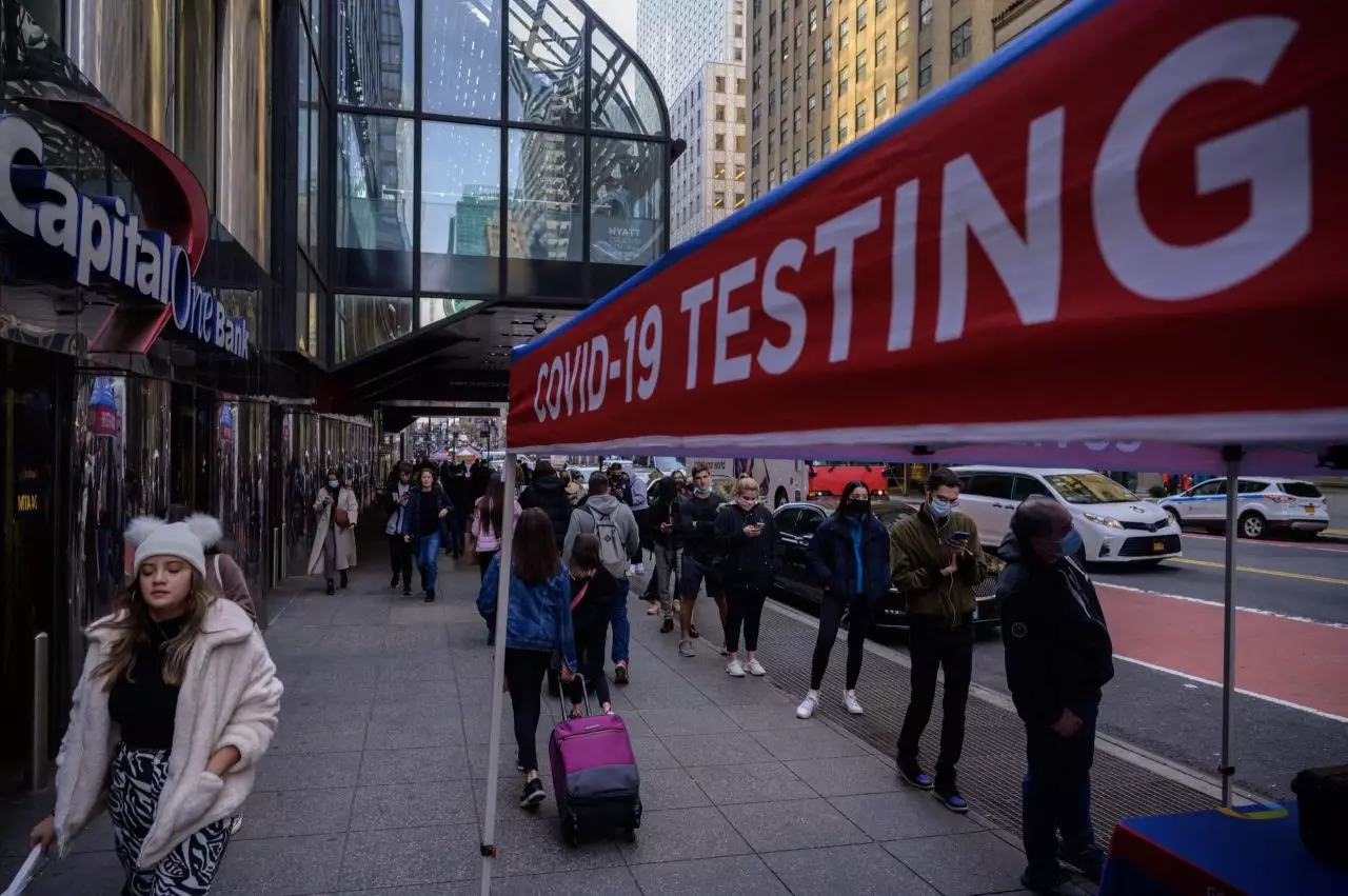 Ljudi čekaju u redu za testiranje na covid-19 na štandu za testiranje na ulici u New Yorku 17. prosinca 2021.