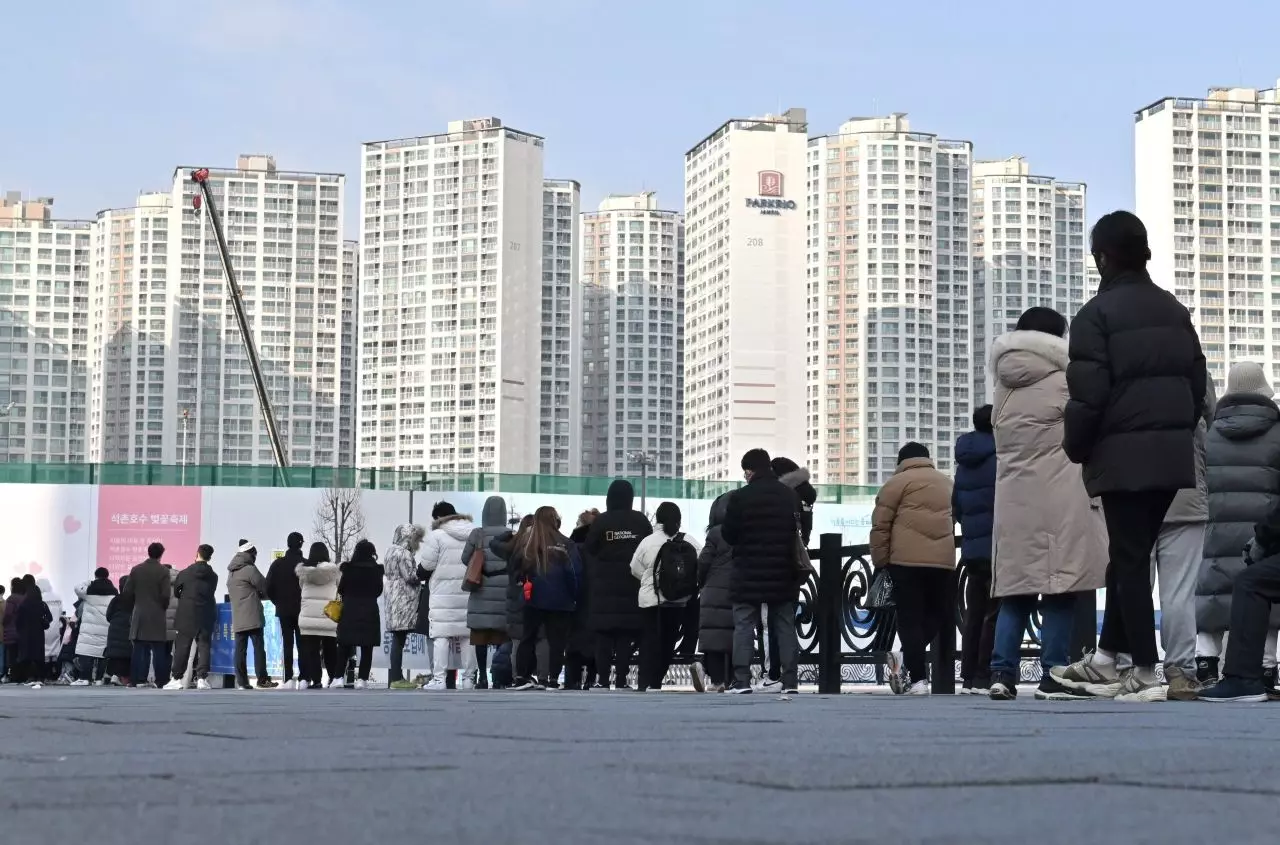 Folk står i kö för att få tester för covid-19 i Seoul, Sydkorea den 14 december 2021.