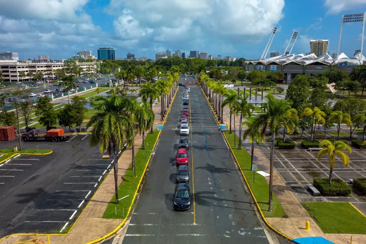 ドライバーは、2021年12月18日、プエルトリコのサンファンにあるヒラムビットホーンスタジアムの駐車場にあるプエルトリコ保健局が運営するドライブアップテストセンターで、covid-19の検査を受けるために並んで待機します。