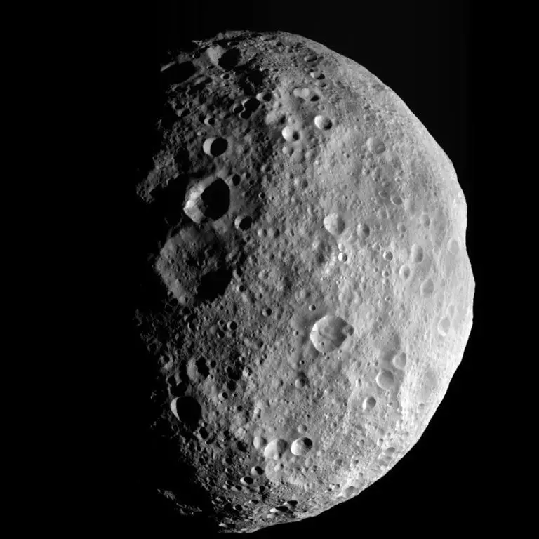 8 niesamowitych zdjęć asteroid widzianych z bliska