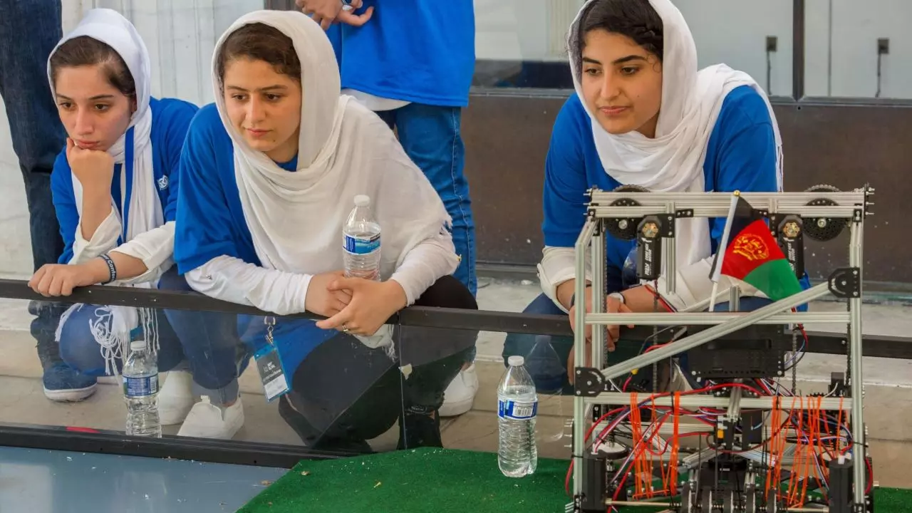 Afghanistans robotteam för flickor desperat att fly landet när talibanerna tar kontroll: Rapport