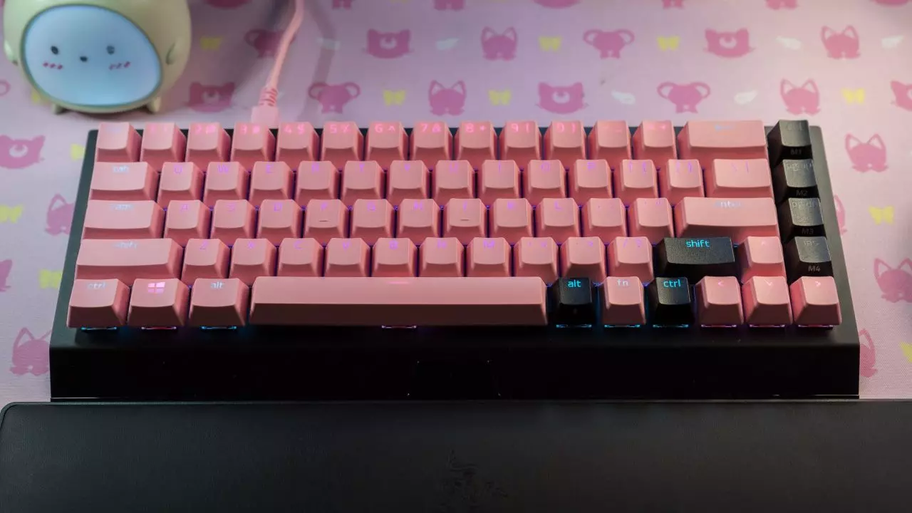 Dem Razer seng Quarz-faarweg PBT-Tastelkappen sinn hell Pastellrosa.