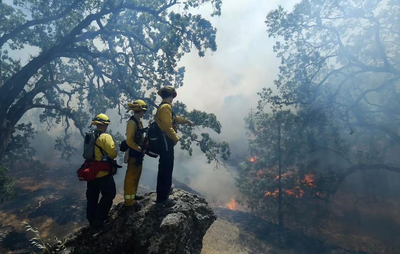 California Burning: Foto-foto Dramatis Petugas Pemadam Kebakaran Beraksi