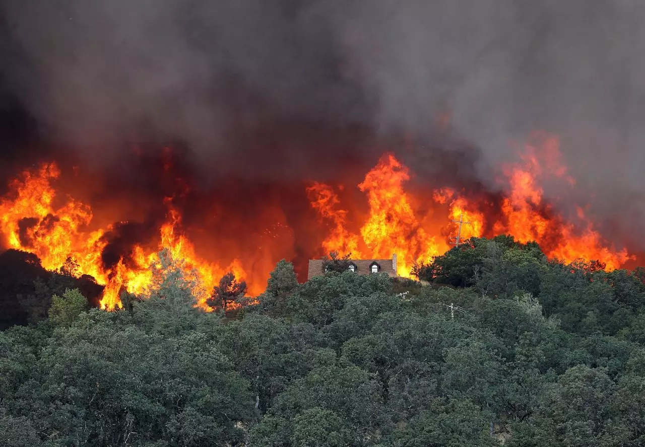 California Burning: Foto-foto Dramatis Petugas Pemadam Kebakaran Beraksi