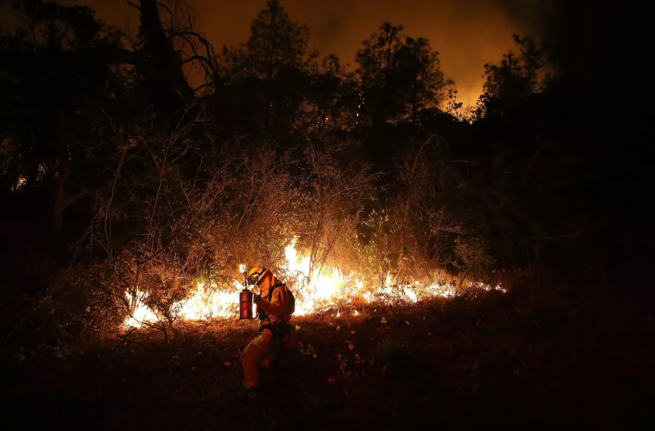 California Burning: Mga Madulang Larawan Ng Mga Bumbero Sa Aksyon