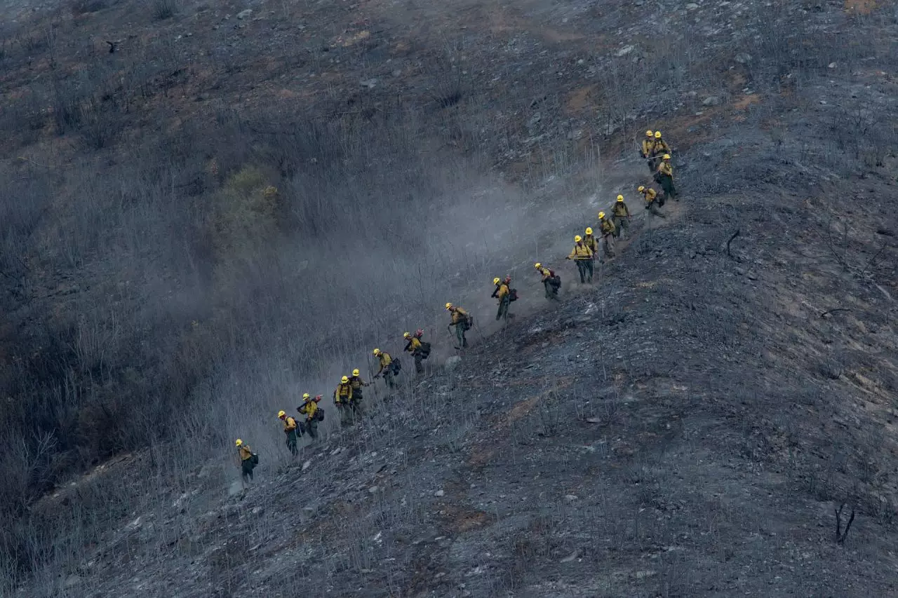 California Burning: Foto-foto Dramatis Petugas Pemadam Kebakaran Beraksi