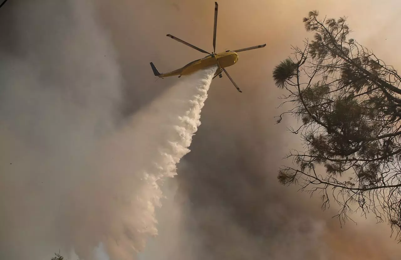 California Burning: Foto-foto Dramatis Petugas Pemadam Kebakaran Beraksi