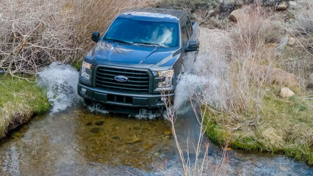 Auala i luga atu o le 10,000 Futu I le 2015 Ford F-150 FX4