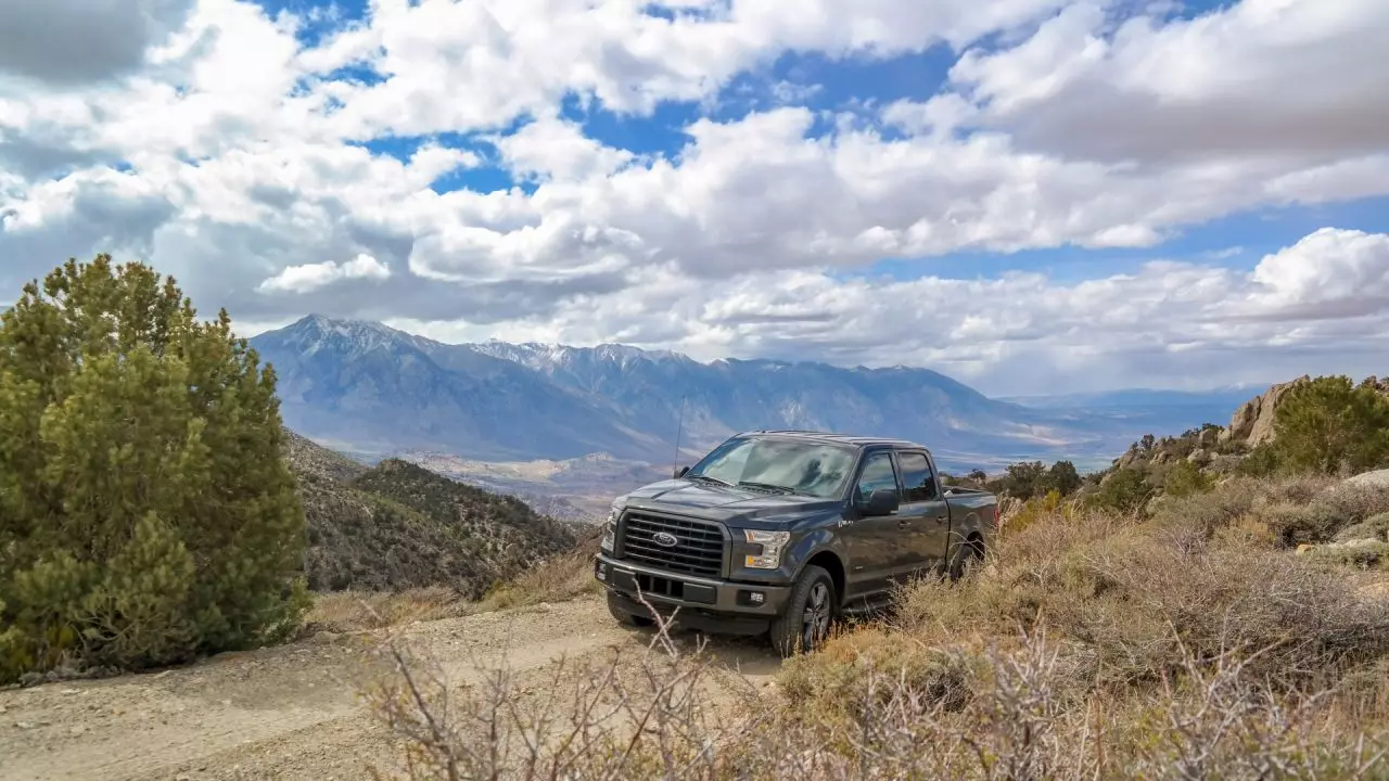 Auala i luga atu o le 10,000 Futu I le 2015 Ford F-150 FX4