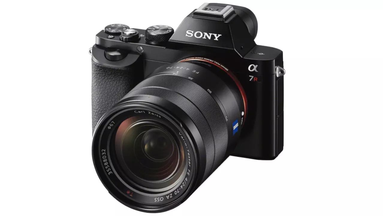 Sonyjeve nove brezzrcalne kamere imajo poceni senzorje polnega formata