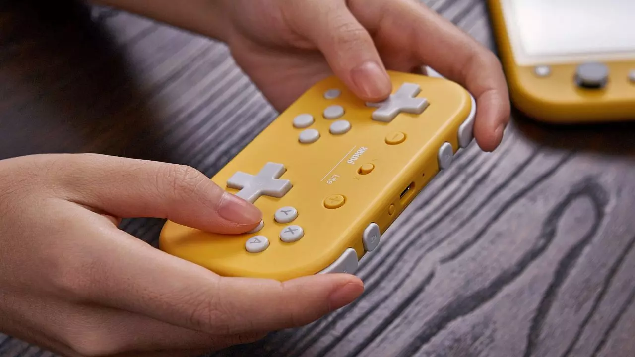 Ang Switch Lite Karon Adunay Usa ka Tugma Ug Parehas nga Compact Wireless Controller