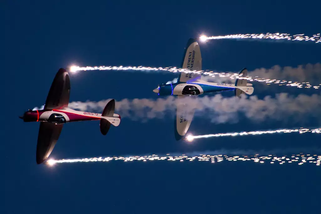 Imatges espectaculars del primer equip d'acrobàcia aèria pirotècnica del món